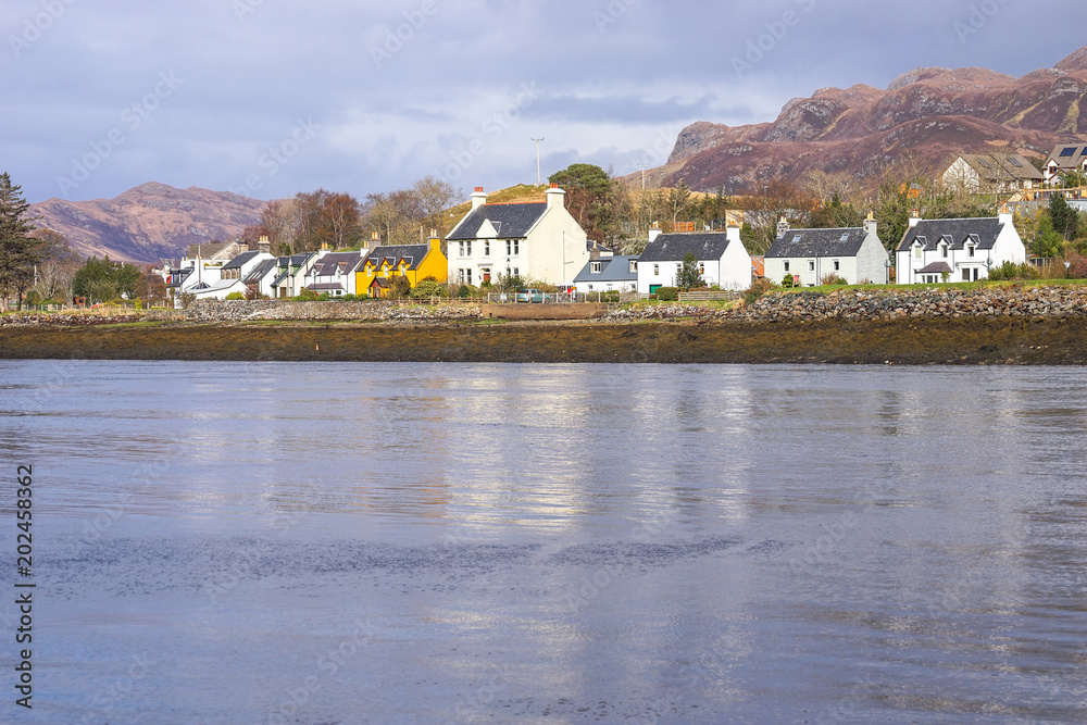Foto de Stock The village of Dornie, Other side of the road of Eilean ...
