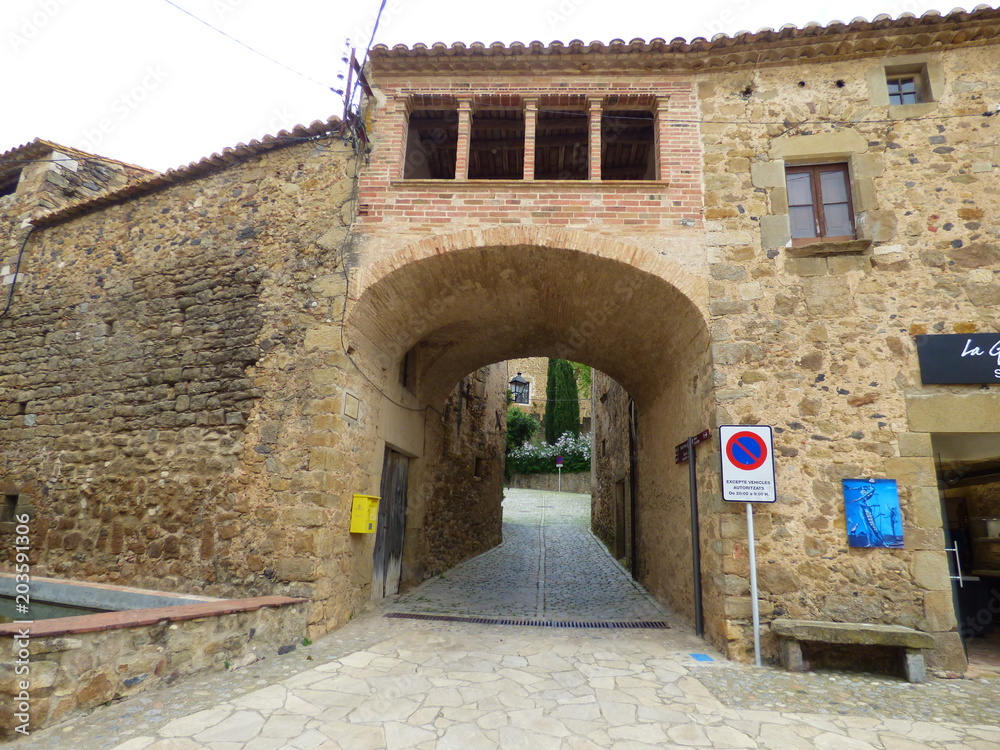 Pubol, castillo de Gala, sepulcro de la mujer de Dali. Pueblo del ...
