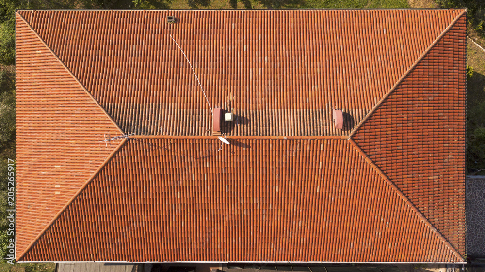 ภาพถ่าย Stock Perpendicular aerial view of a roof of a palace with red ...