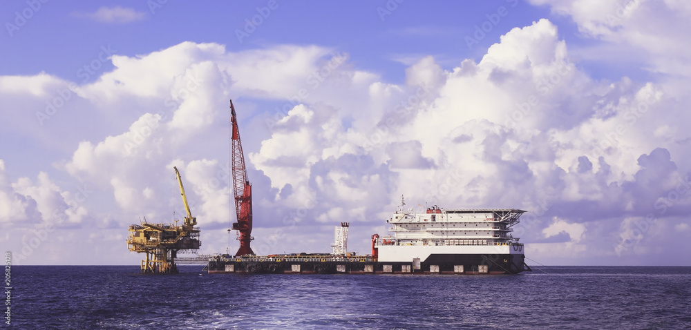 Fotografie Side View of Tender Drilling Oil Rig (Barge Oil Rig) in The ...