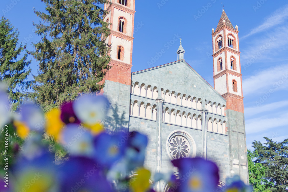 Foto Exterior of the Basilica of Sant'Andrea that was built between ...