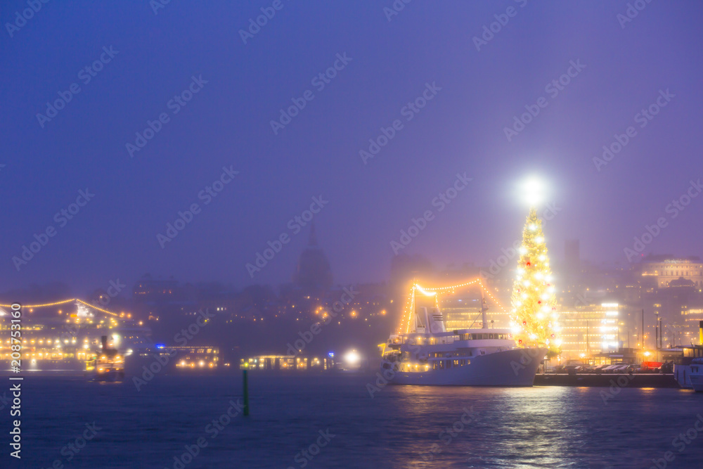 Beautiful winter scenery panorama of the Old Town (Gamla Stan) pier ...