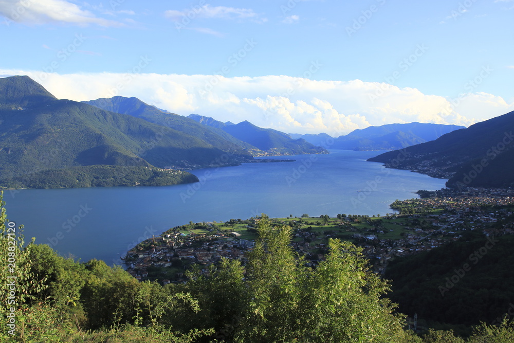 Foto stock di Panorama Blick über den oberen Teil vom Comer See über ...
