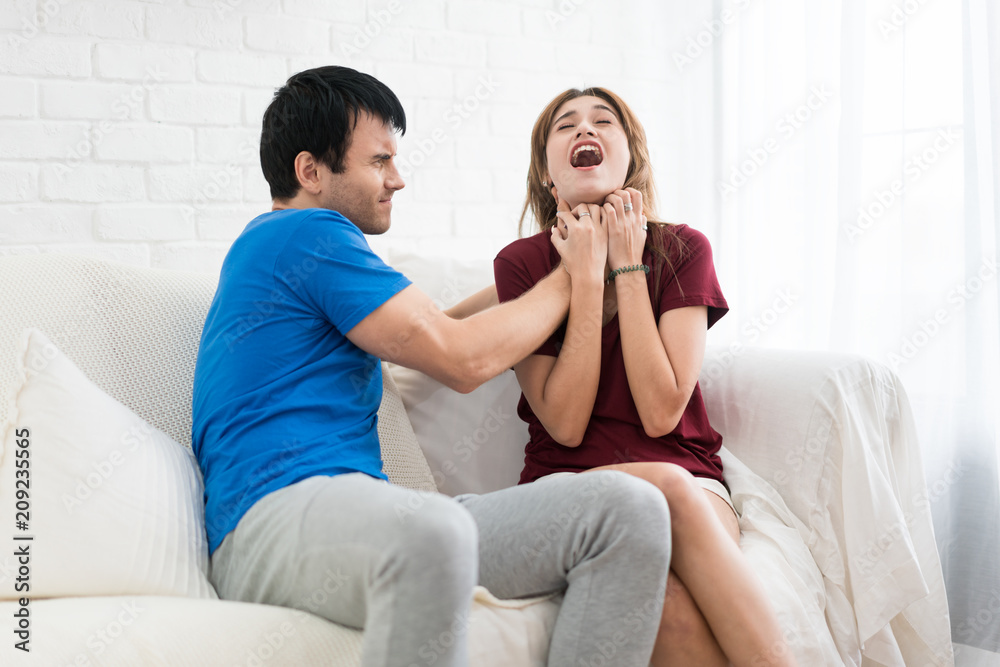 Foto de Stock Angry boyfriend tries to grabbed the woman by the neck ...