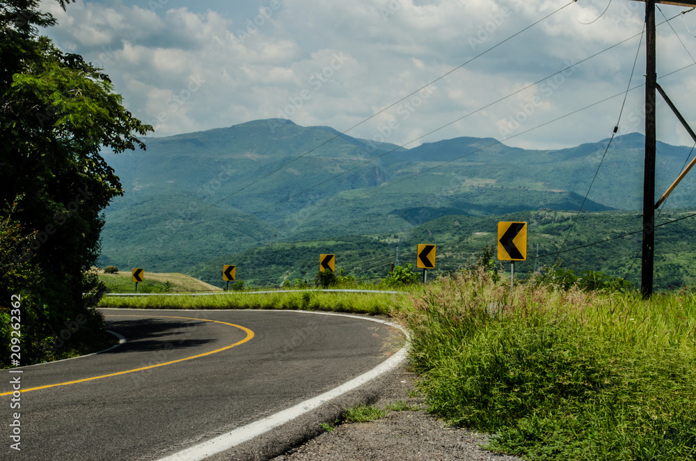 Foto de Stock Señalamientos de curva peligrosa | Adobe Stock