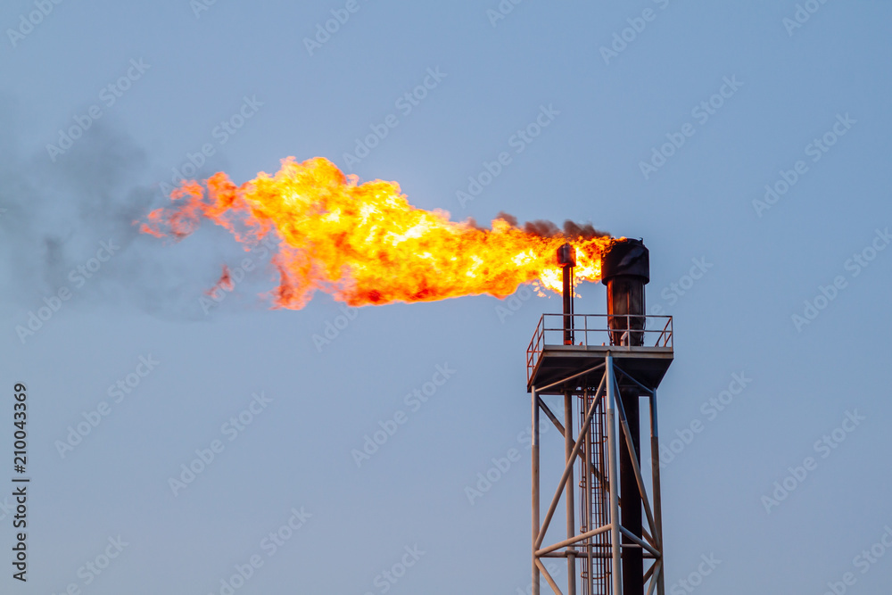 ภาพถ่าย Stock Fire on flare blow out in Offshore oil and Gas central ...
