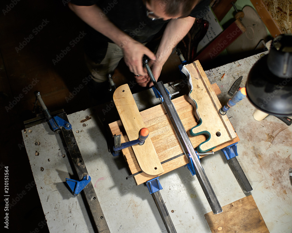 Bonding of parts for the neck, the headstock of the neck and the heel ...