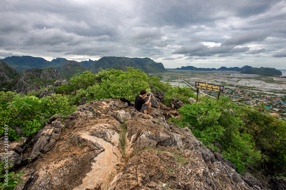 Male travelers The beauty of the surrounding (Khao Daeng viewpoint ...