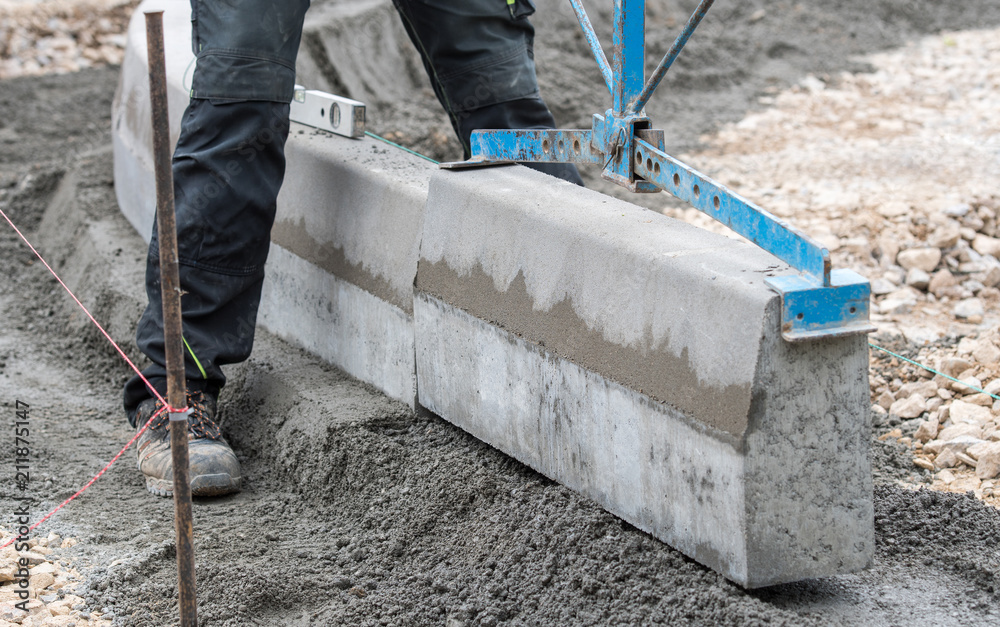 Stock-Foto „Bordstein setzen“ | Adobe Stock