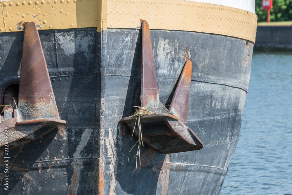 Stock-Foto „Bug eines Schiffes mit eingeholten Anker“ | Adobe Stock