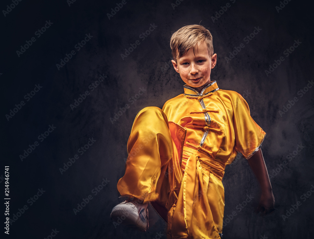 Foto Cute boy dressed in the traditional costume of a Tibetan monk ...