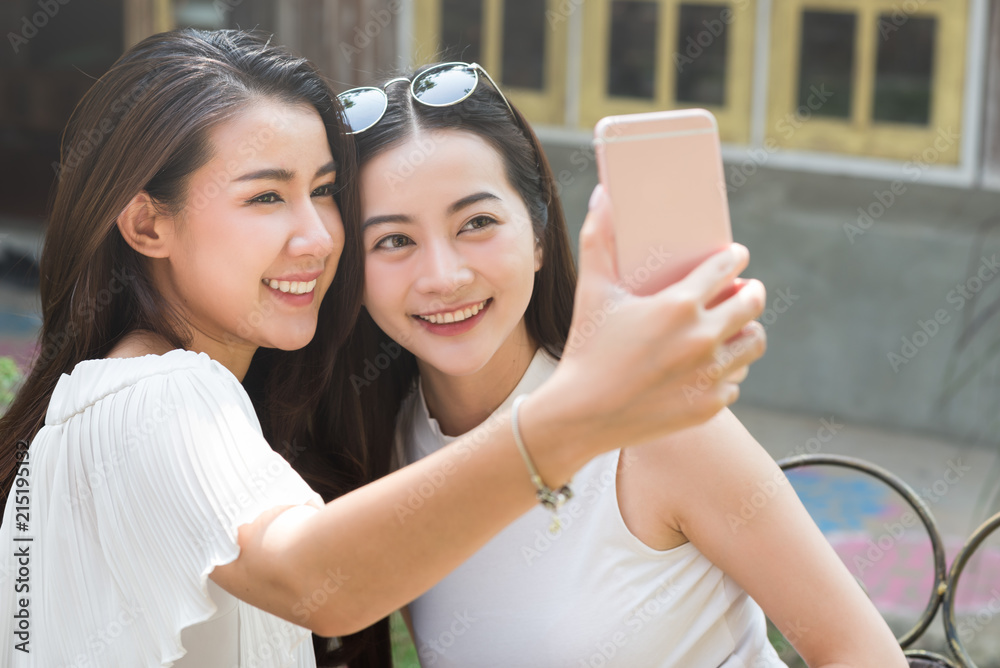 Life of generation Y teenagers hang out in coffee shop use smartphone ...