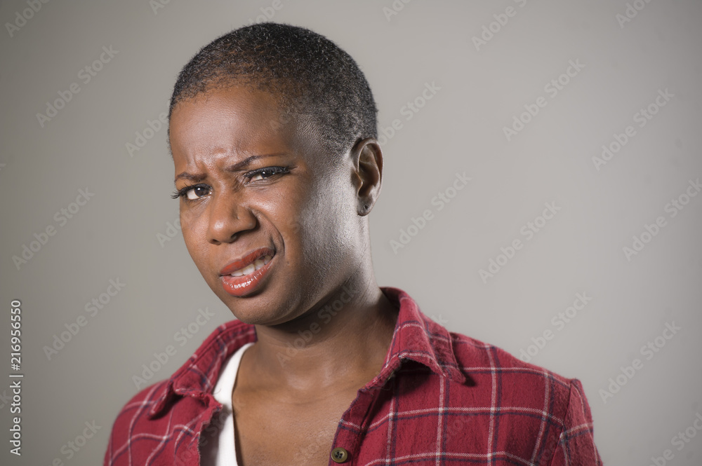 Foto de Stock lifestyle portrait if young unhappy and pretty afro ...