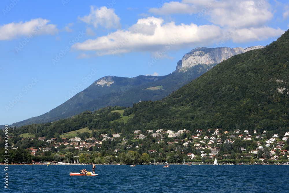 Habitations en bordure du lac d'Annecy. Houses on the edge of Lake ...