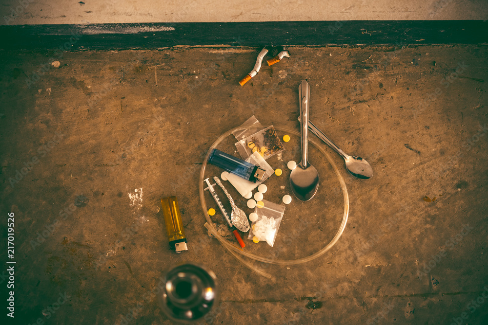 Asian men are drug addicts to inject heroin into their veins themselves ...