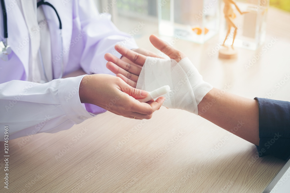 First aid and treatment in wrist injuries and disorders, Traumatologist ...