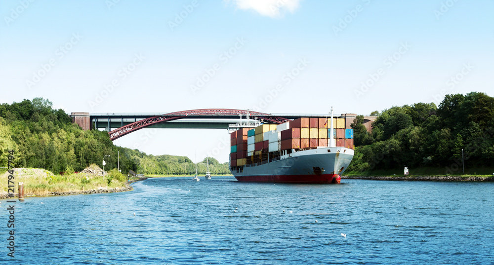 Containerschiff fährt durch den Nord-Ostsee-Kanal, Panorama der Levensauer Hochbrücke mit ...