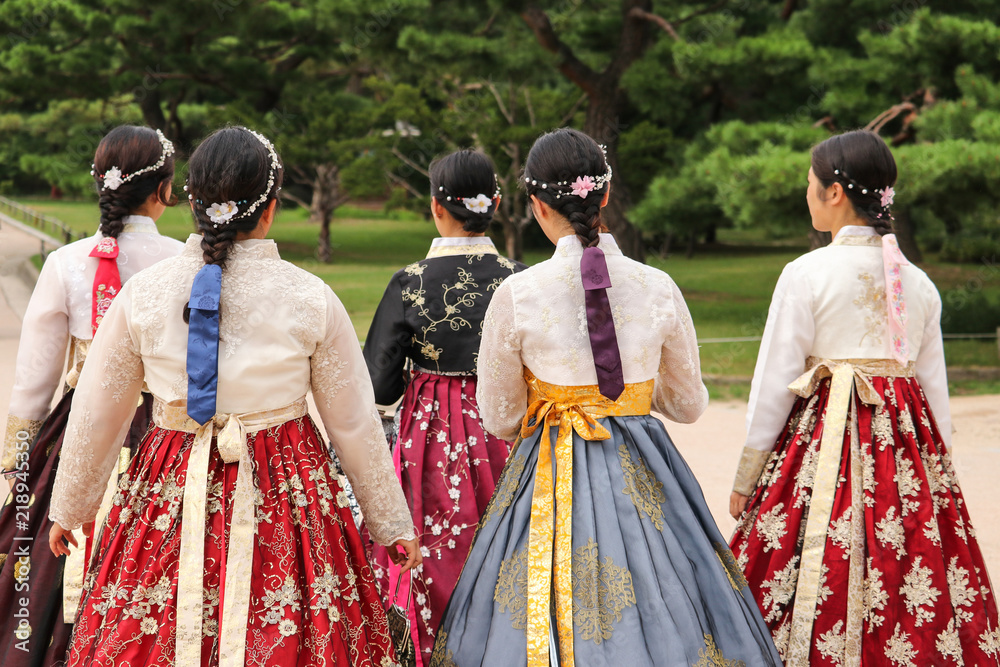 Stock-Foto „Five Korean Girls dressed Hanbok in the traditional dress ...