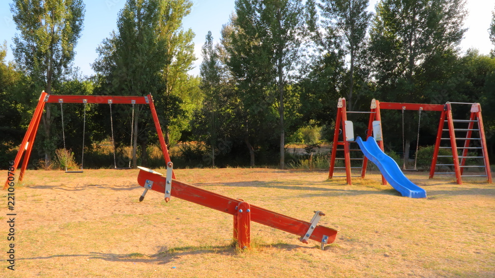 Paisaje con parque para niños con columpios de madera de color rojo y ...