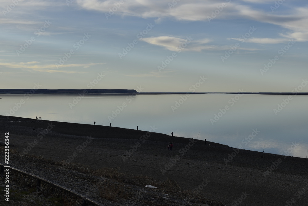 siluetas y sombras en un calmo atardecer frente al mar の Stock フォト ...
