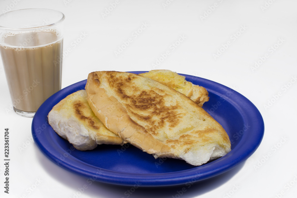 Popular Brazilian bread with melted butter called pão na chapa and a ...