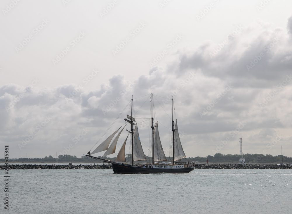 altes antikes segelschiff schiff dreimaster verlässt hafen und segelt ...