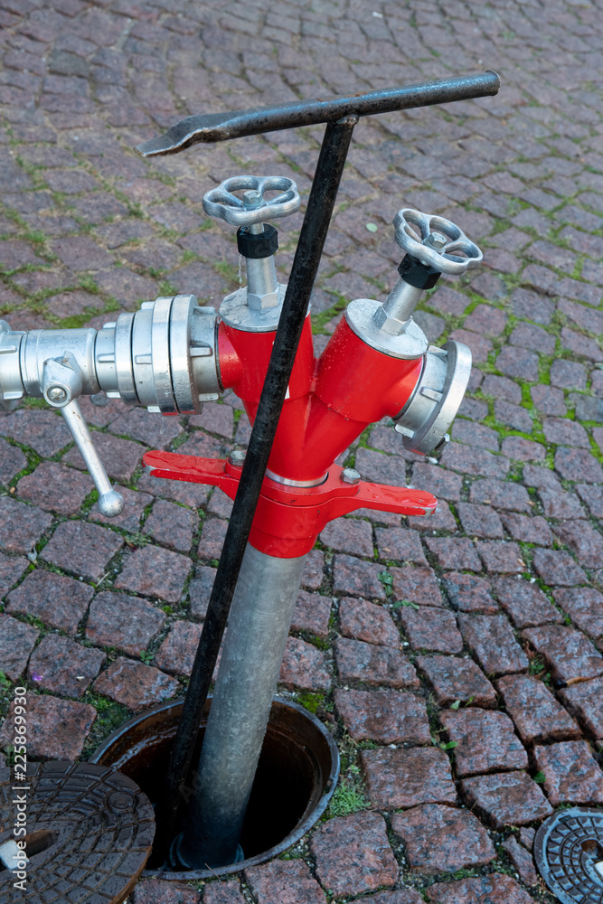 Photo Stock Hydrant für die Löschwasserentnahme der Feuerwehr, mit ...