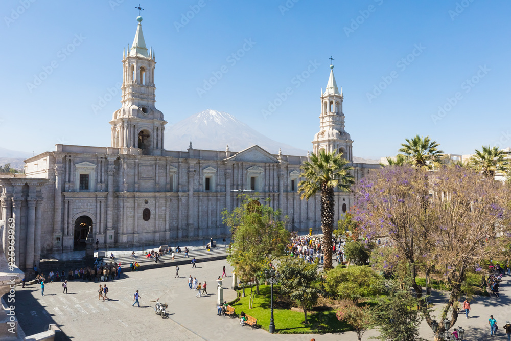 basilica cathedral of Arequipa and volcan Misti Peru の Stock フォト ...