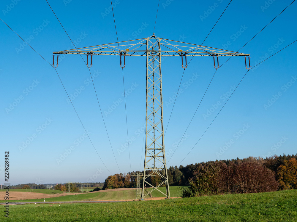 110kv Freileitungstrasse mit Mast in Gitterkonstruktion Stock Photo ...
