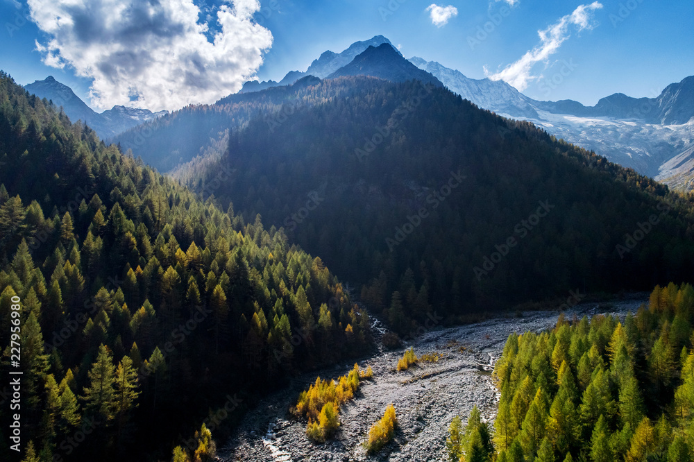 Valmalenco (IT) - Chiareggio - Vista aerea delle Valli Sissone e ...