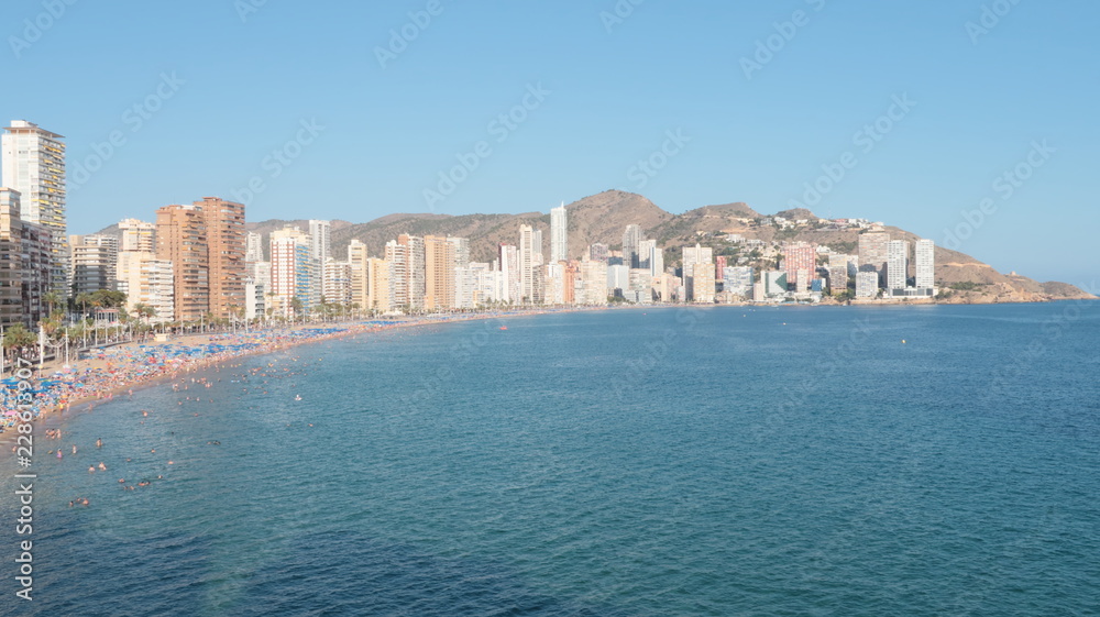 Playa de levante llena de personas en la arena tomando el sol y ...