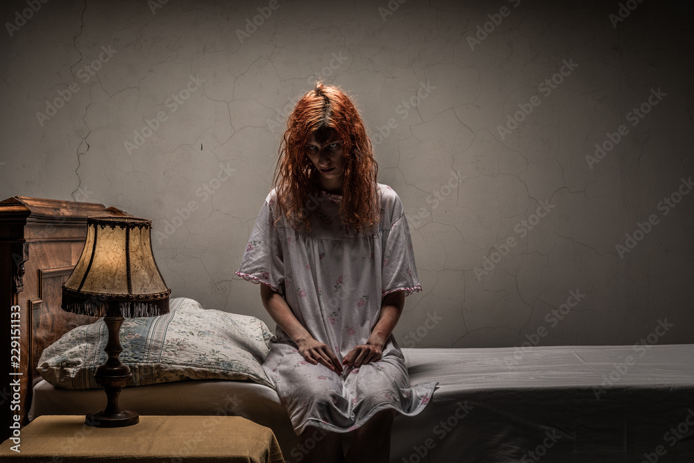 Stock-Foto „Scary woman possessed by devil in the bed. Exorcism of ...