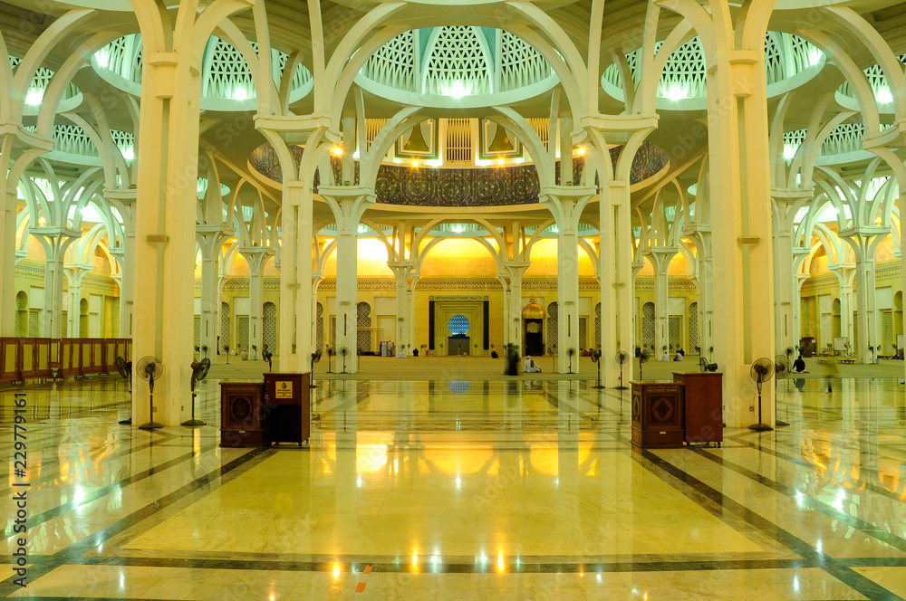 Foto de Stock The interior of Sarawak State Mosque. The mosque has one ...
