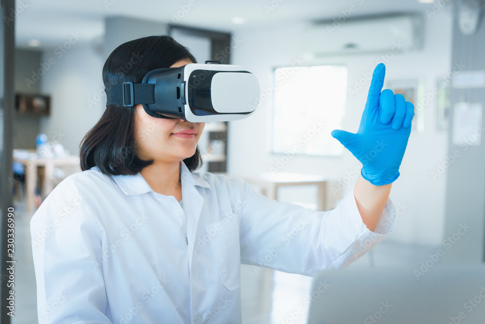 Foto de Stock Science Chemist is Using Virtual Reality Technology for Examining Physical ...