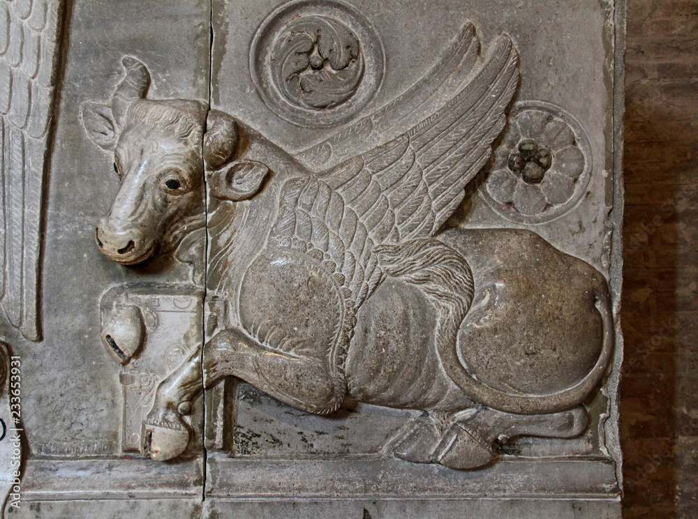 toro alato simbolo dell'evangelista Luca. Rilievo del pulpito in marmo ...