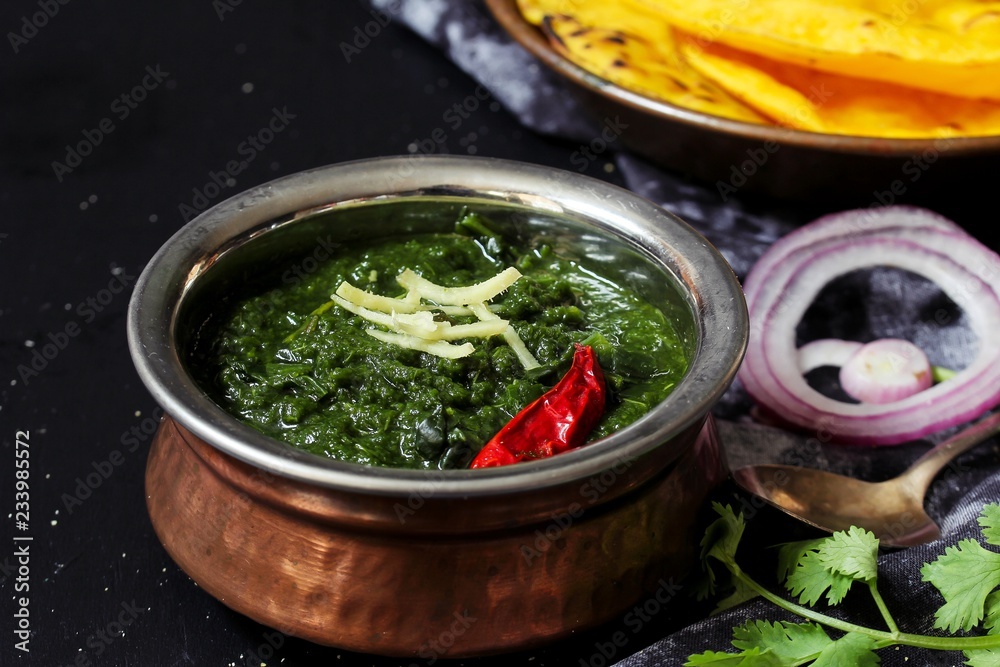 Foto de Stock Sarson ka saag and Makki ki roti /Indian corn bread with ...