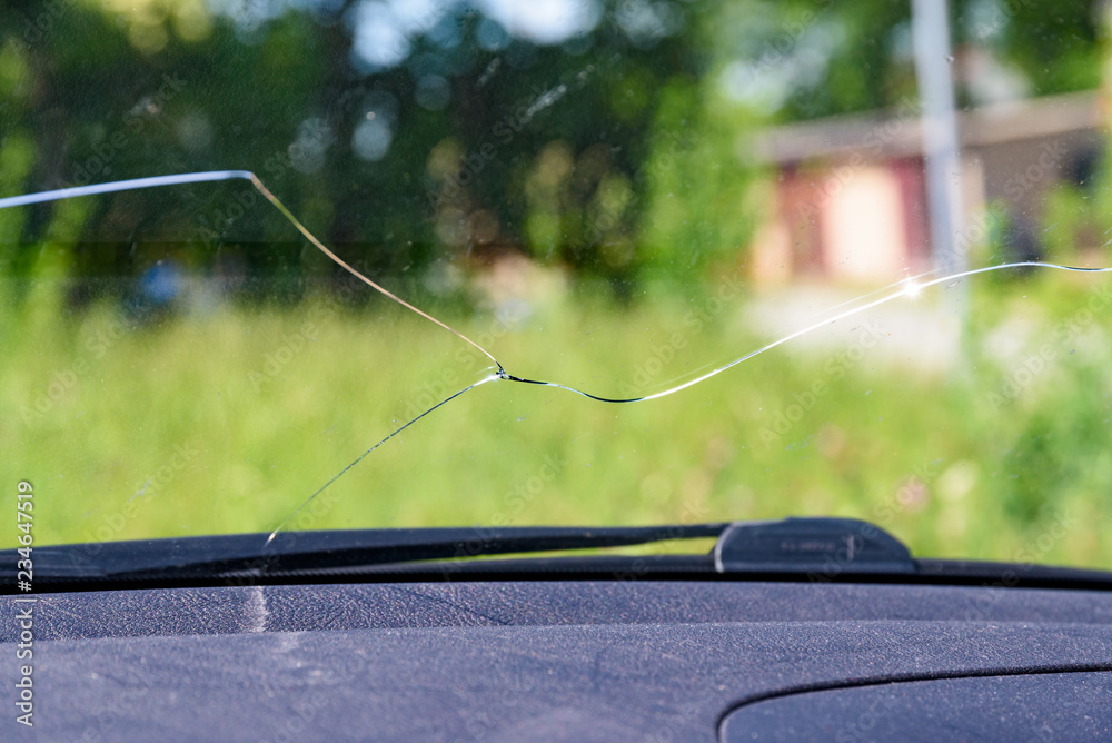 Stock-Foto „Riss in der Frontscheibe eines Autos“ | Adobe Stock
