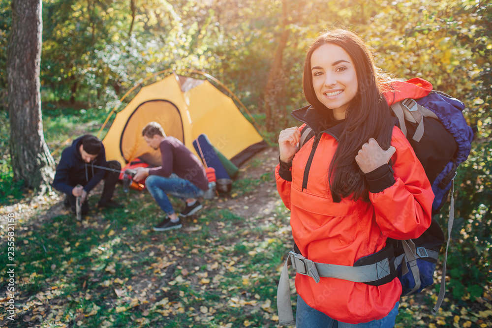 Foto de Stock Positive and cheerful young woman poses on camera. She ...