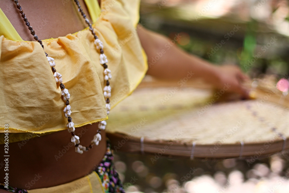 Foto de Stock Mulher com vestido típico segurando uma peneira de palha ...