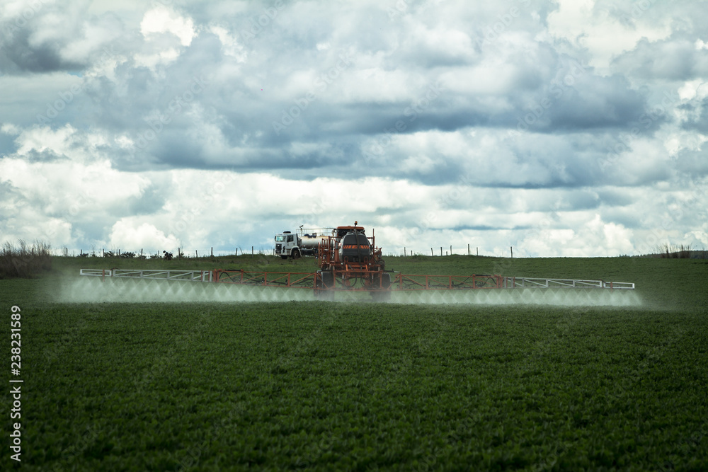 Pulverização de herbicida em plantações onde havia o cerrado nativo ...