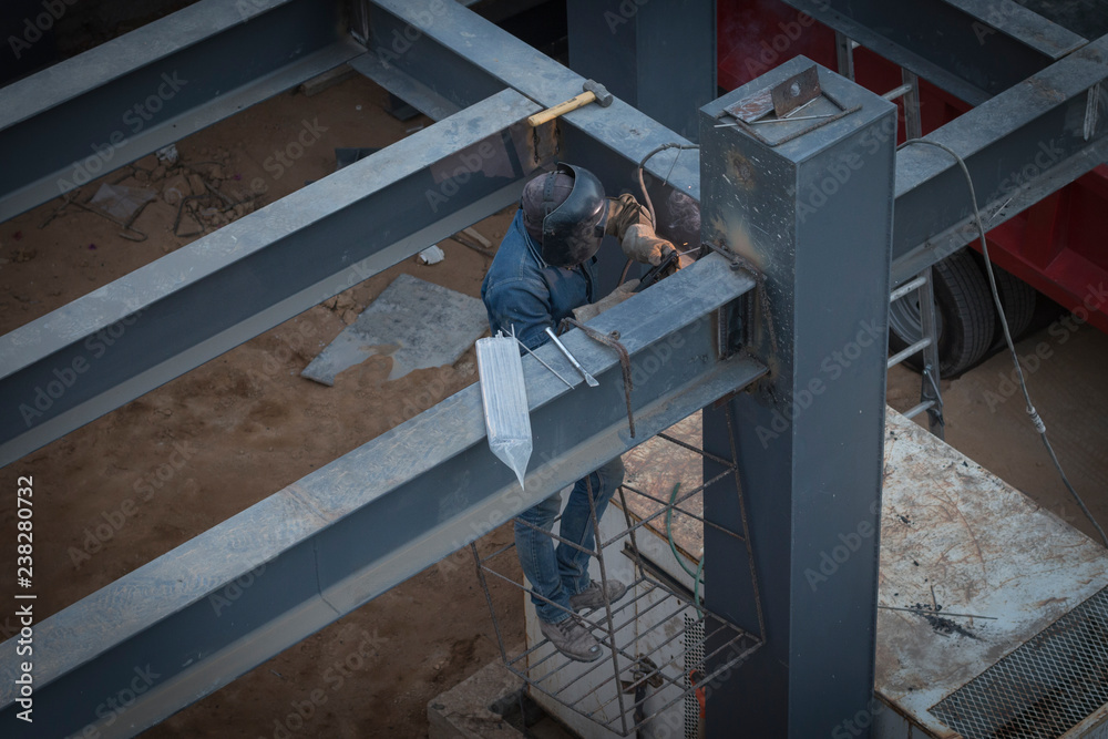 Soldador en obra de construccion soldando Stock Photo | Adobe Stock