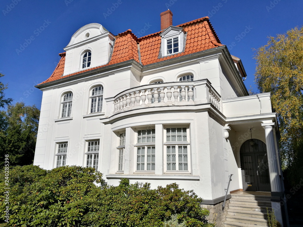 Stock-Foto „Schöne weiße alte Villa mit Balkon vor strahlend blauem ...