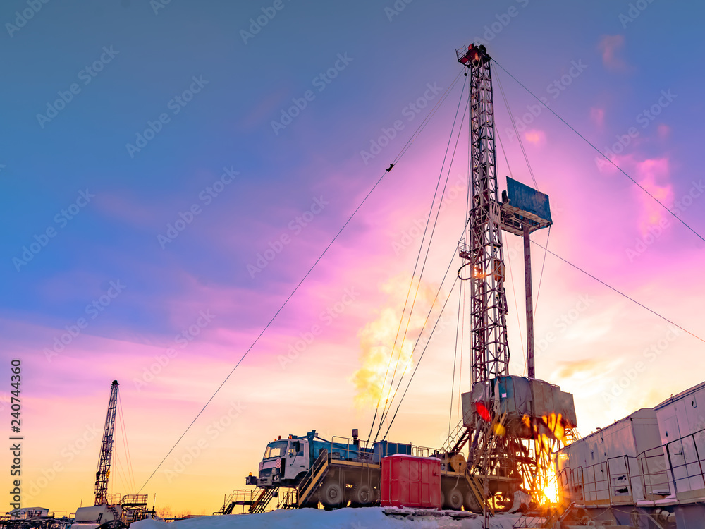Foto Drilling a deep well with a drilling rig in an oil and gas field ...