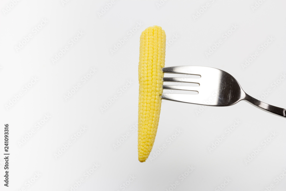 Mazorca de maíz baby pinchada en un tenedor Stock Photo | Adobe Stock