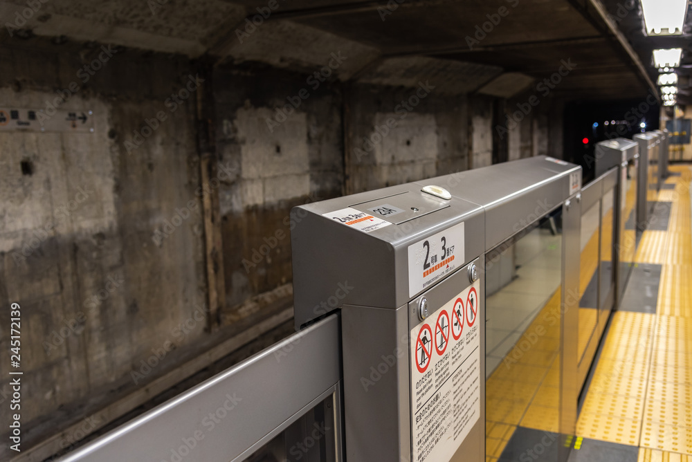 Platform screen doors of Tokyo metro subway. Stock Photo | Adobe Stock