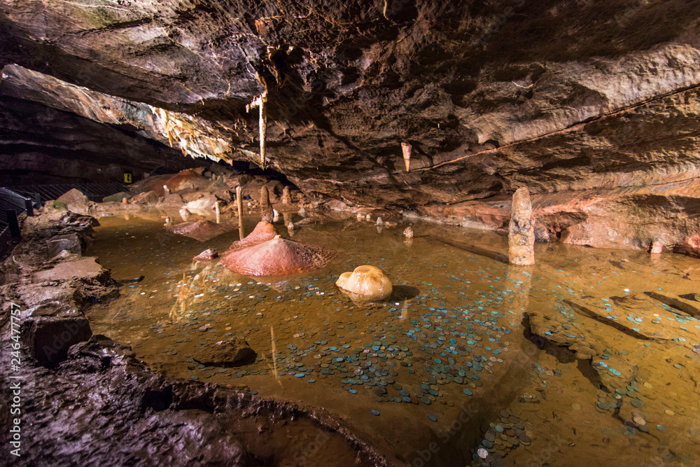Foto de Stock The famous travel destination of Cheddar Gorge caves ...