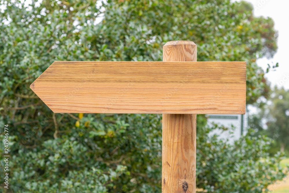 Letrero de madera en blanco. Stock Photo | Adobe Stock