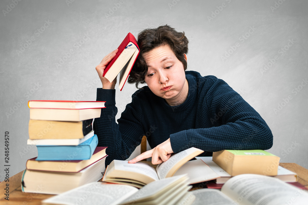 Junger Student ist überfordert gestresst und frustriert beim lernen am ...