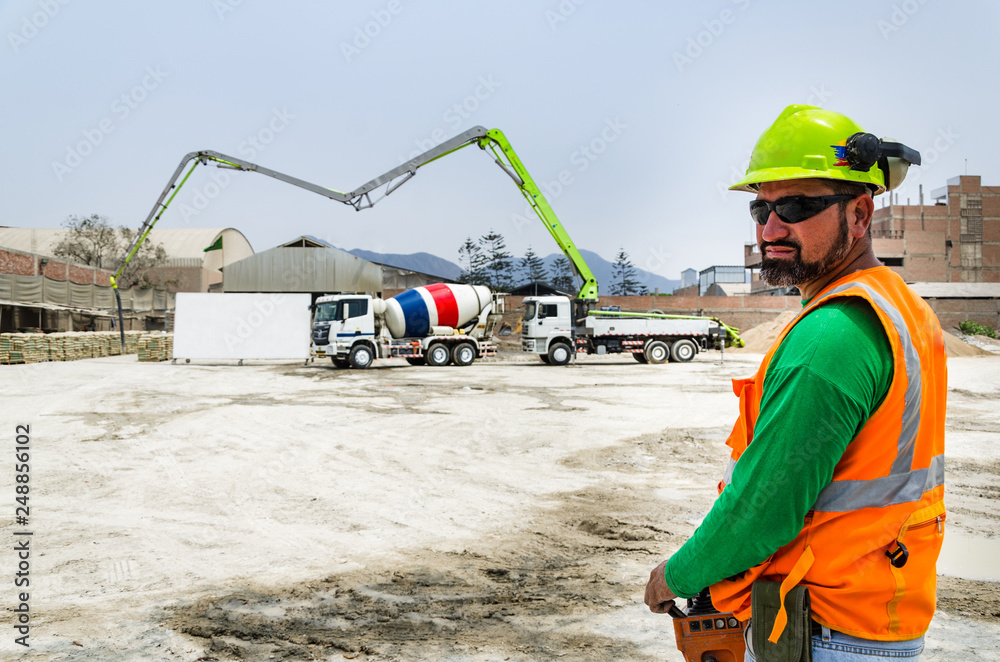 Foto de Stock Concrete pump operator with remote control for boom pump ...