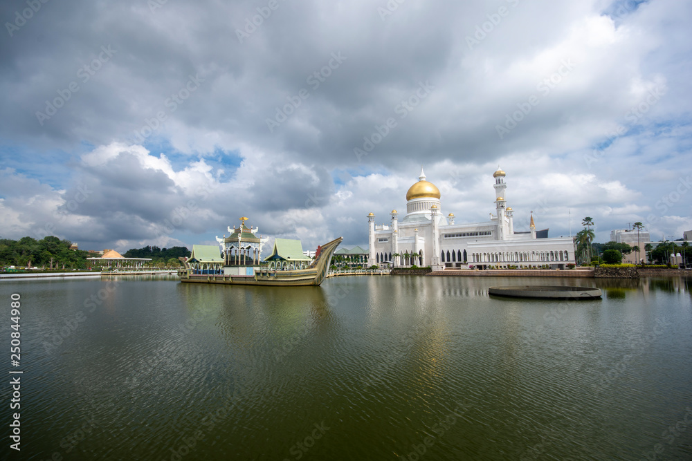 Sultan Omar Ali Saifuddien Mosque in Brunei during cloudy day ...